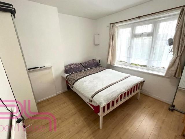 Queens Gardens, Hounslow TW5, Room to rent, £600 pcm | PrimeLocation