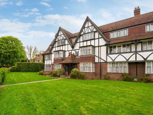 Queens Drive, London W3, 3 bed flat to rent, £2,700 pcm | PrimeLocation