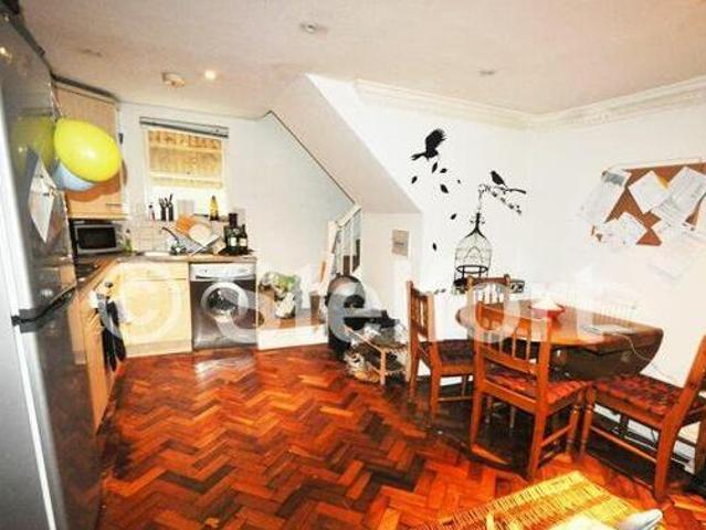 Queens Drive, London, 2 Bedroom Apartment