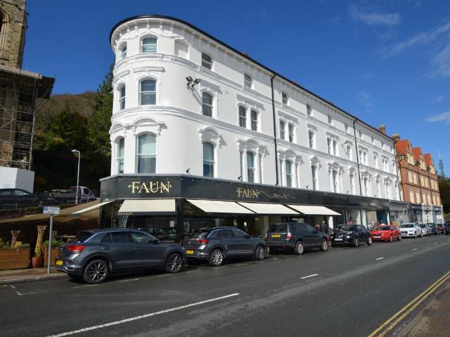 Queens Drive, Malvern. 2 bed apartment to rent £1,450 pcm £335 pw