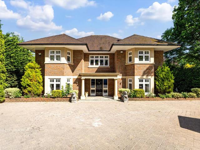 Queens Hill Rise, Ascot, Berkshire SL5 5 bed detached house to rent £7,850 pcm £1,812 pw