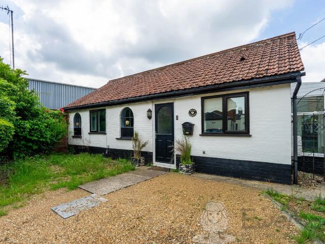 Queens Square, Attleborough, Norfolk NR17, 2 bed detached bungalow to rent, £1,175 pcm | PrimeLocation