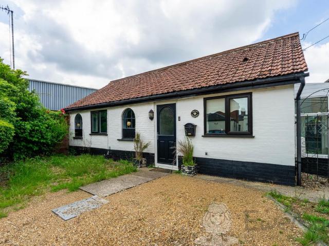 Queens Square, Attleborough, Norfolk. 2 bed detached bungalow to rent £1,175 pcm £271 pw