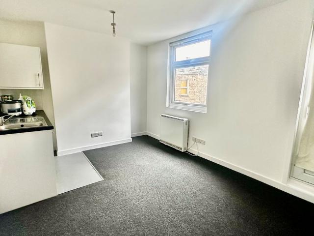 Queens Parade, Green Lanes, London N8, Studio to rent, £1,100 pcm | PrimeLocation
