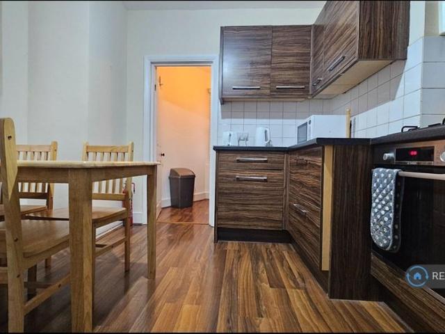 Queens Row, London, SE17 4 bed semi detached house to rent £3,800 pcm £877 pw