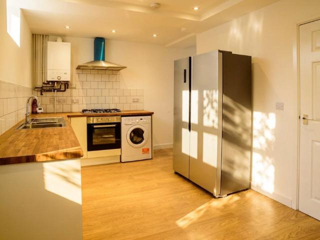 Queens Road 8 bed, Beeston NG9 8 bed house to rent £4,753 pcm £1,097 pw