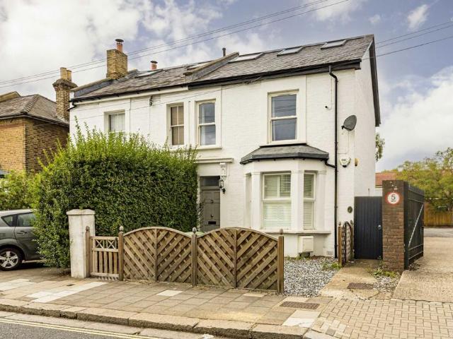 Queens Road, Teddington TW11 2 bed flat to rent £2,600 pcm £600 pw