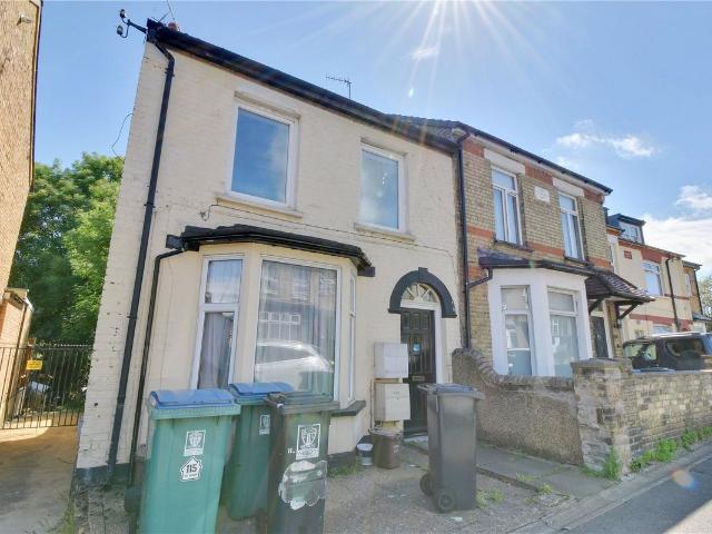 Queens Road, Watford, Hertfordshire WD17, 2 bed flat to rent, £1,550 pcm | PrimeLocation