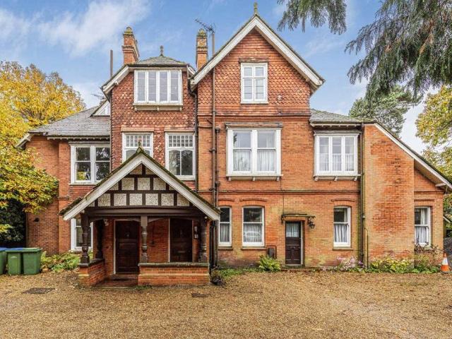 Queens Road, Weybridge KT13 1 bed flat to rent £1,800 pcm £415 pw