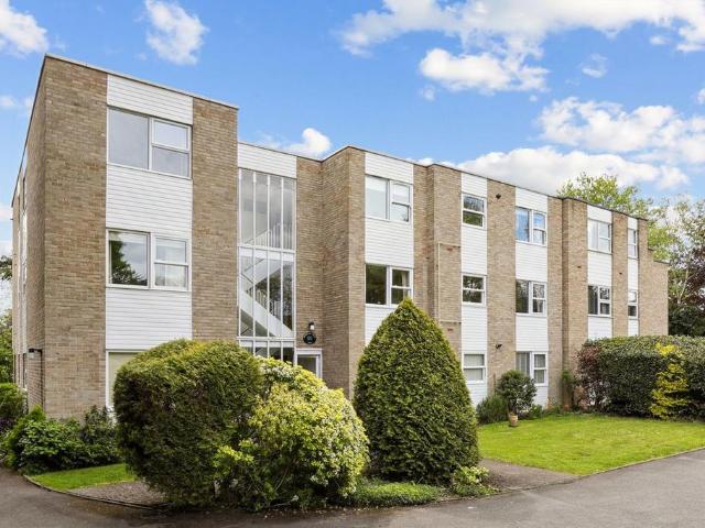 Queens Road, Weybridge KT13 2 bed flat to rent £1,795 pcm £414 pw