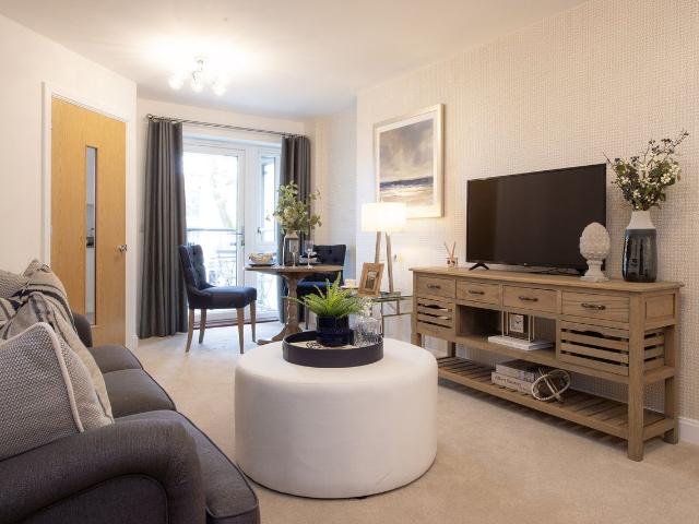 Queens Road, Weybridge KT13, 2 bed flat to rent, £4,525 pcm | PrimeLocation