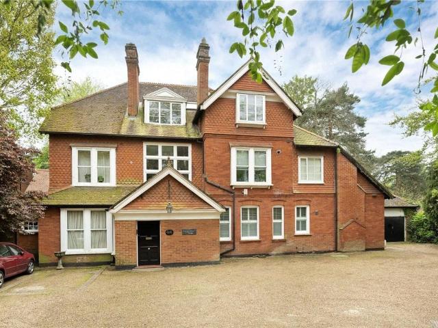 Queens Road, Weybridge, Surrey, KT13 3 bed apartment to rent £2,750 pcm £635 pw
