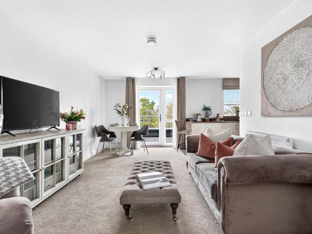 Queens Road, Weybridge, Surrey, KT13 1 bed apartment to rent £3,720 pcm £858 pw