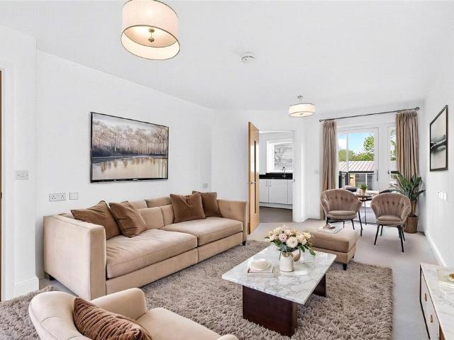 Queens Road, Weybridge, Surrey, KT13 2 bed apartment to rent £4,525 pcm £1,044 pw