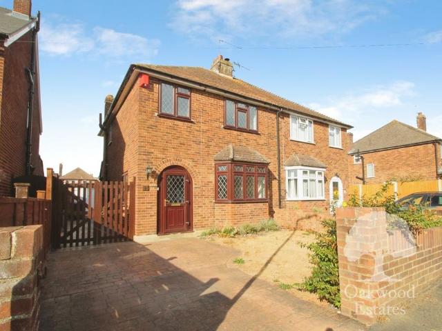Queens Road, Windsor SL4 3 bed semi detached house to rent £2,250 pcm £519 pw