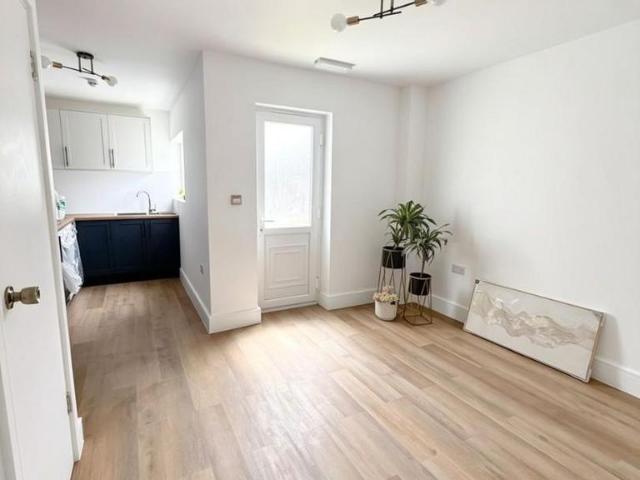 Queens Road, Aldershot GU11 6 bed end of terrace house to rent £4,900 pcm £1,131 pw