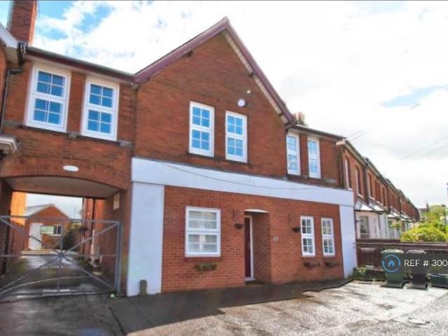 Queens Road, Basingstoke, RG21 2 bed maisonette to rent £1,175 pcm £271 pw