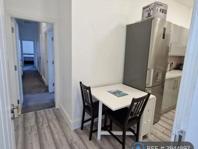 Queens Road, Beeston, NG9 3 bed flat to rent £1,650 pcm £381 pw