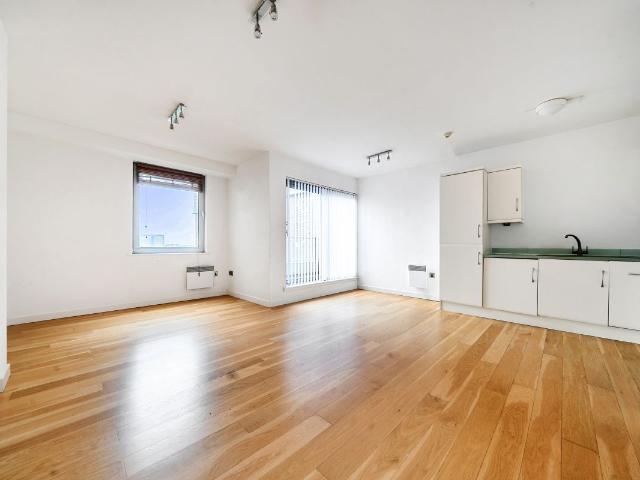 Queens Road, Brighton BN1, 2 bed flat to rent, £1,600 pcm | PrimeLocation