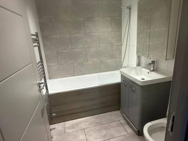 Queens Road, Buckhurst Hill, Essex IG9, 2 bed flat to rent, £1,900 pcm | PrimeLocation
