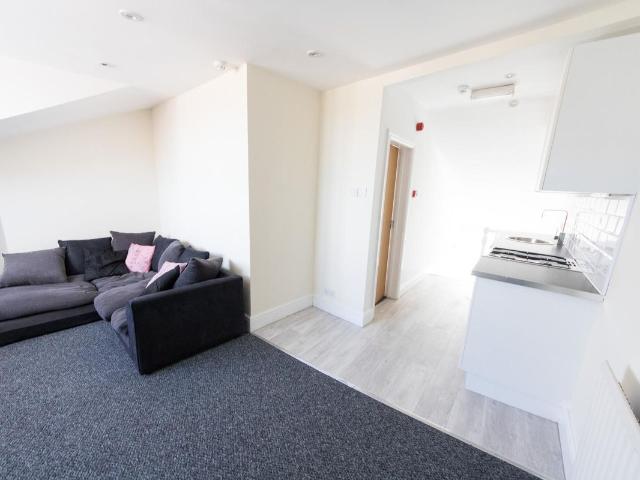 Queen's Road, Buckhurst Hill IG9, 1 bed flat to rent, £1,250 pcm | PrimeLocation