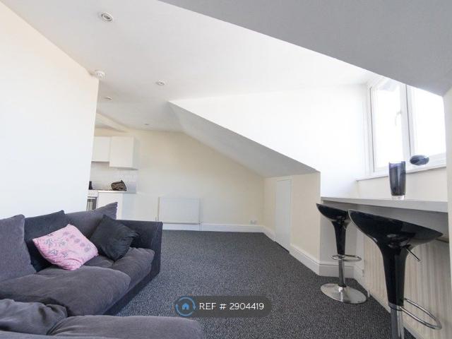 Queens Road, Buckhurst Hill IG9, 1 bed flat to rent, £1,300 pcm | PrimeLocation