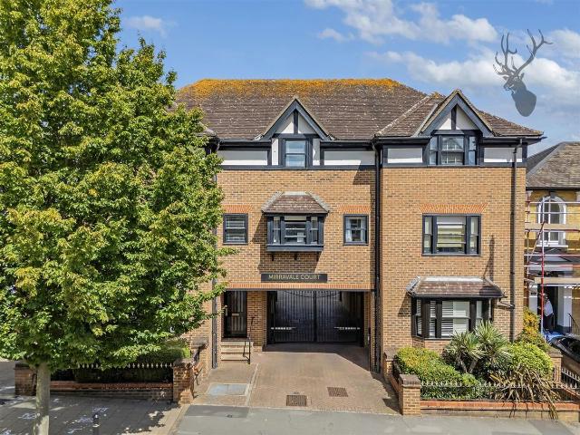 Queens Road, Buckhurst Hill IG9, 1 bed flat to rent, £1,600 pcm | PrimeLocation
