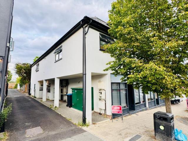 Queens Road, Buckhurst Hill IG9 2 bed flat to rent £1,950 pcm £450 pw