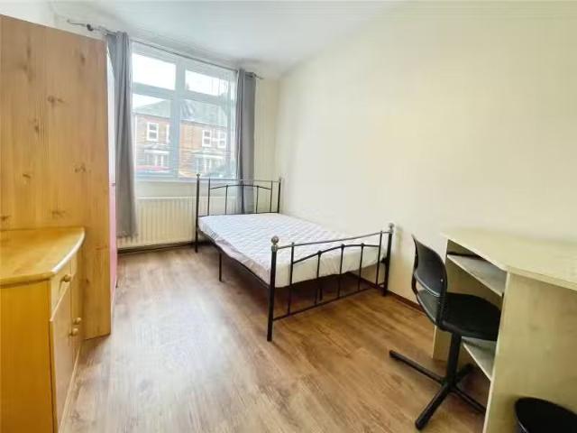 Queens Road, Egham, Surrey, TW20 9RT