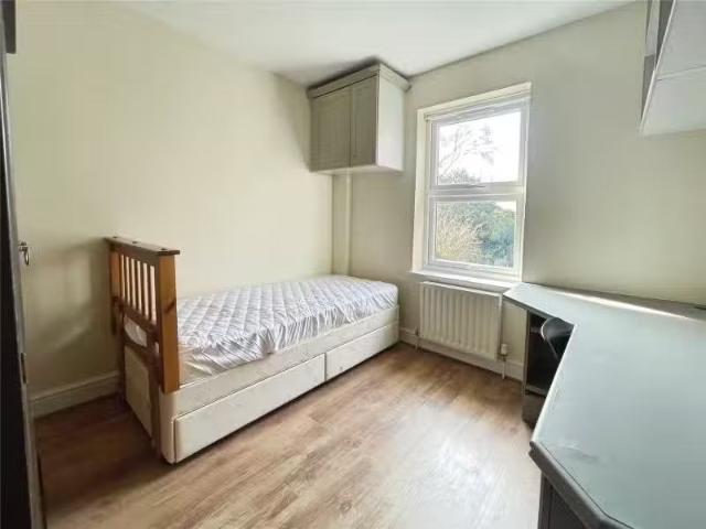 Queens Road, Egham, Surrey, TW20 9RT