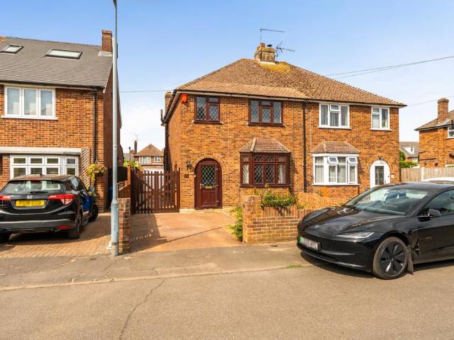 Queens Road, Eton Wick, Windsor, SL4 3 bed semi detached house to rent £2,350 pcm £542 pw