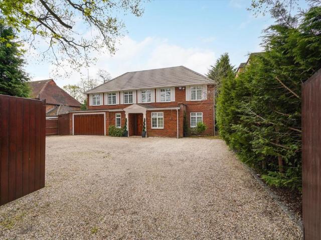 Queens Road, Hersham. 4 bed detached house to rent £9,000 pcm £2,077 pw