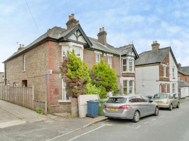 Queens Road, High Wycombe HP13, 2 bed semi detached house to rent, £1,750 pcm | PrimeLocation