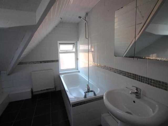 Queens Road, Hyde Park, Leeds 4 bed house to rent £1,560 pcm £360 pw