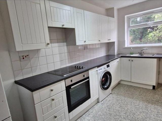 Queens Road, Kingston Upon Thames, KT2 2 bed flat to rent £1,850 pcm £427 pw