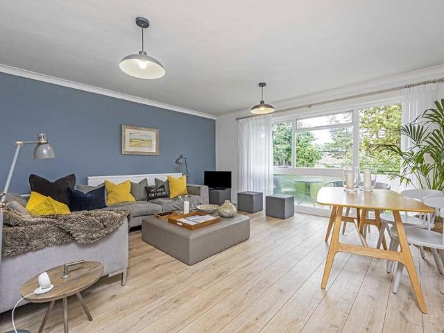 Queens Road, Kingston Upon Thames KT2 2 bed flat to rent £2,100 pcm £485 pw