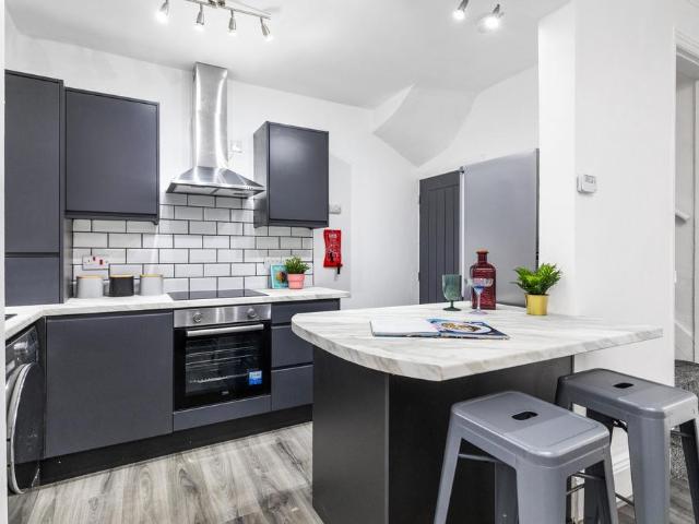 Queens Road, Leeds LS6 2 bed house to rent £1,725 pcm £398 pw