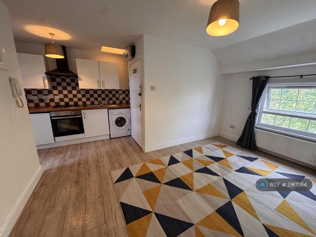 Queens Road, London, SE15 1 bed flat to rent £1,600 pcm £369 pw
