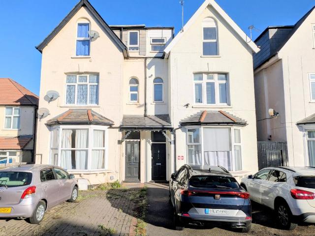 Queens Road, London SW19, 2 bed flat to rent, £3,150 pcm | PrimeLocation