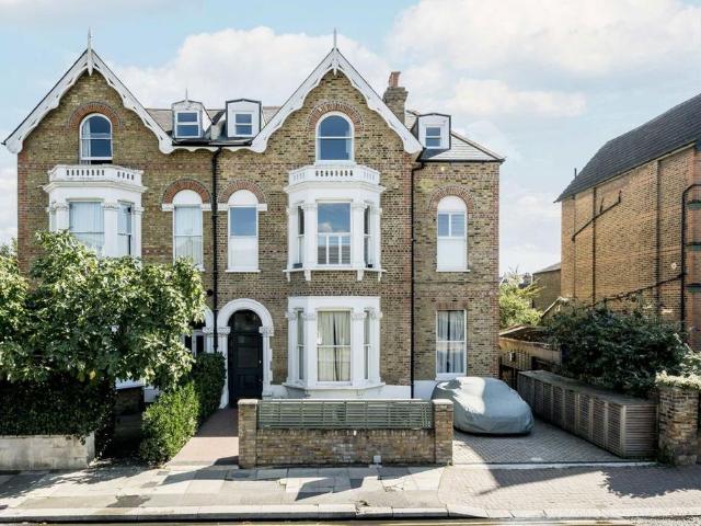 Queens Road, London SW19 2 bed flat to rent £2,900 pcm £669 pw
