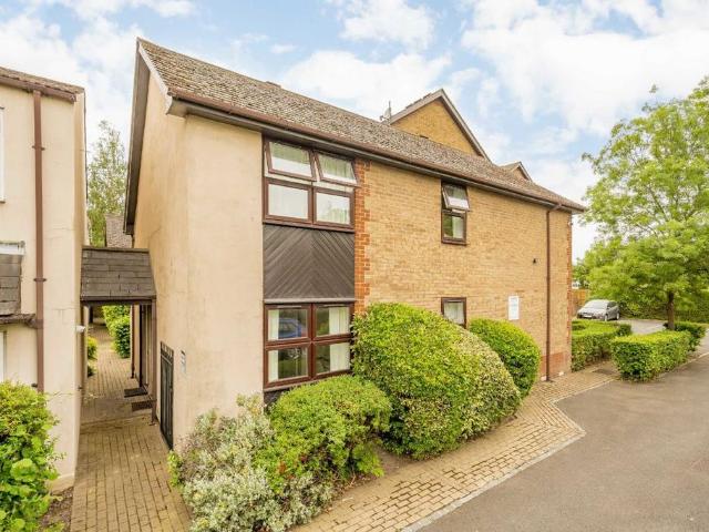 Queens Road, London SW19 2 bed flat to rent £2,200 pcm £508 pw