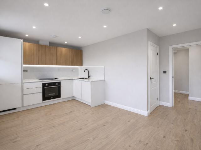 Queens Road, London TW10, 2 bed flat to rent, £2,800 pcm | PrimeLocation