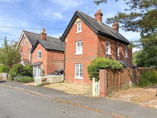 Queens Road, Lyndhurst SO43, 3 bed detached house to rent, £1,800 pcm | PrimeLocation