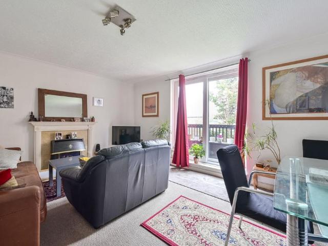 Queens Road, Merton, London, SW19 2 bed flat to rent £2,400 pcm £554 pw