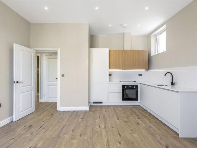 Queens Road, Richmond TW10, 2 bed flat to rent, £2,400 pcm | PrimeLocation