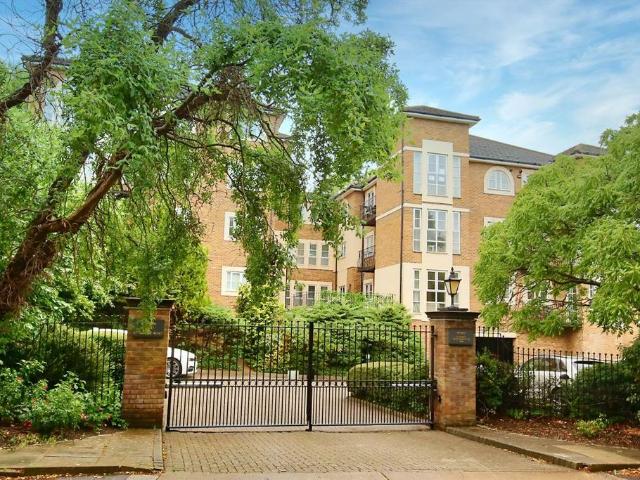 Queens Road, Richmond TW10 2 bed flat to rent £2,500 pcm £577 pw
