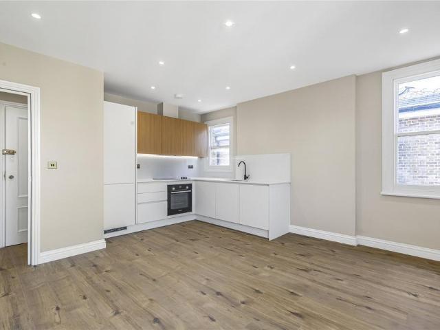 Queens Road, Richmond, TW10 2 bed flat to rent £2,700 pcm £623 pw