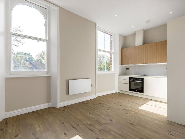 Queens Road, Richmond TW10, 2 bed flat to rent, £2,600 pcm | PrimeLocation