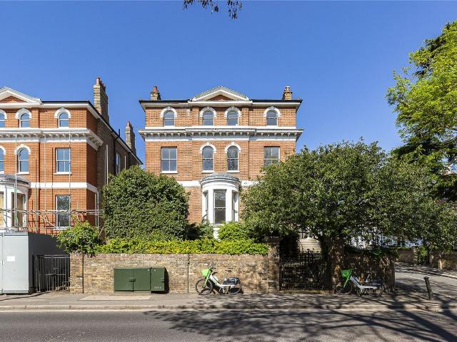 Queens Road, Richmond TW10, 2 bed flat to rent, £2,800 pcm | PrimeLocation