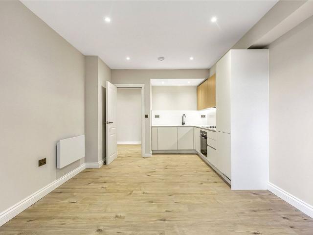 Queens Road, Richmond TW10, 2 bed flat to rent, £3,100 pcm | PrimeLocation